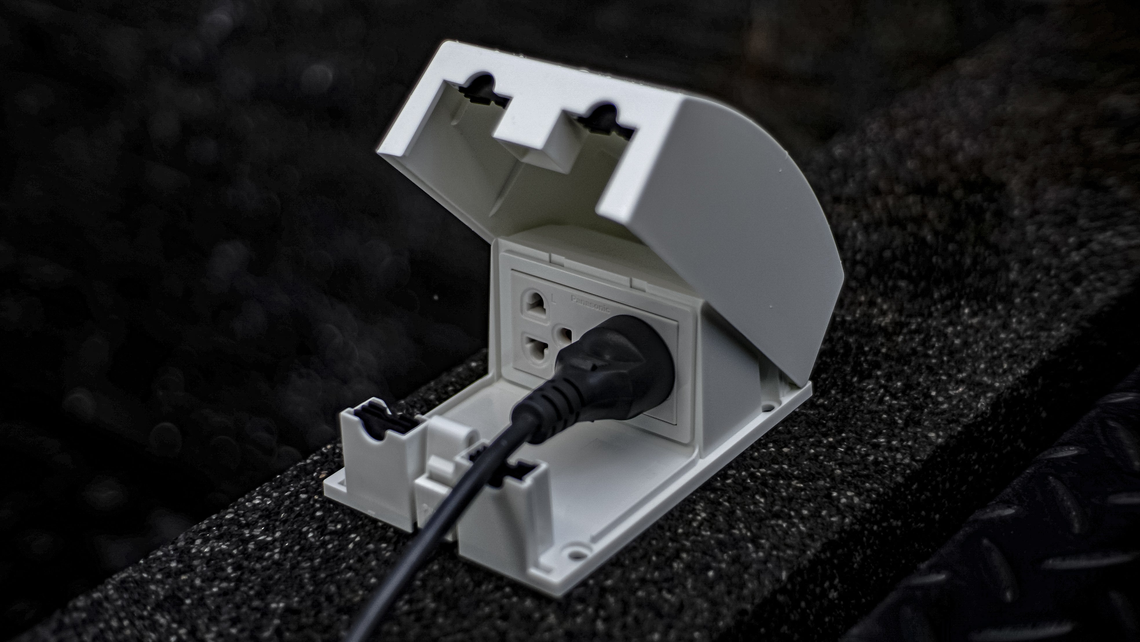 WEATHERPROOF PLATE FOR RECEPTACLE – TYP